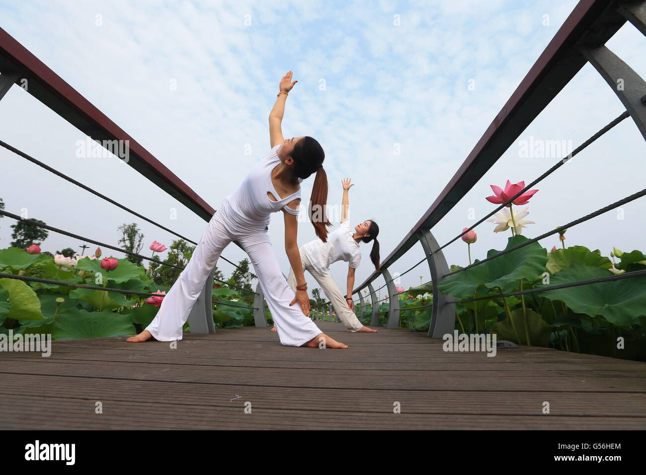 Suining, China's Sichuan Province. 21st June, 2016. Yoga lovers ...