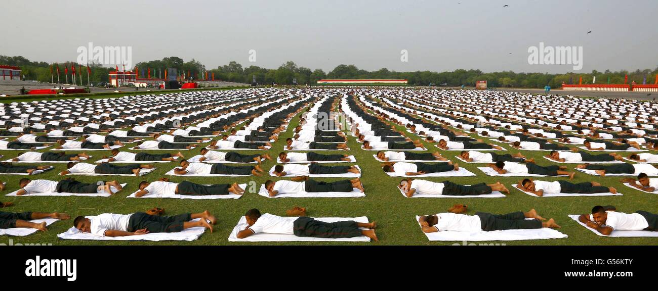Hundreds of Indian Army soldiers join in a mass Yoga demonstration ...