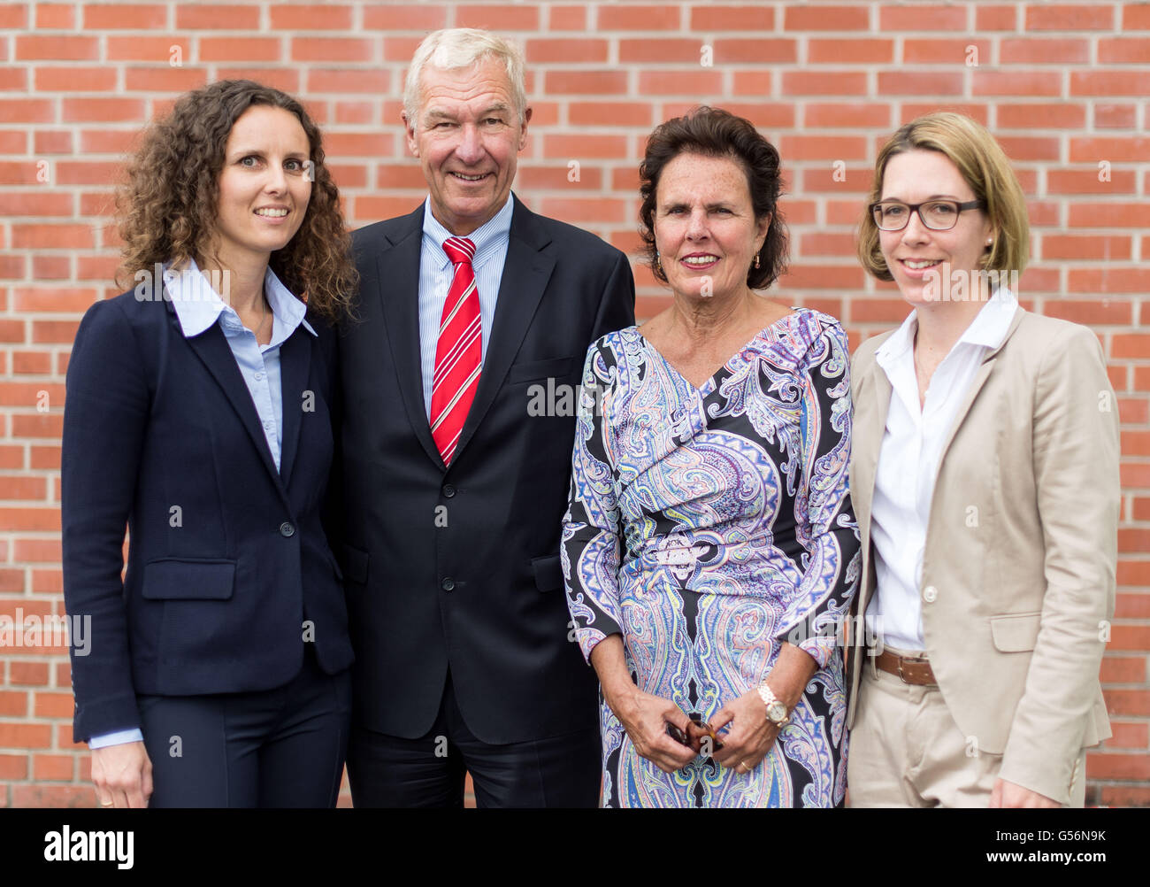 Anna-Theresa Mehrens-Strait (l-r), Holger Strait, Angelika Strait ...