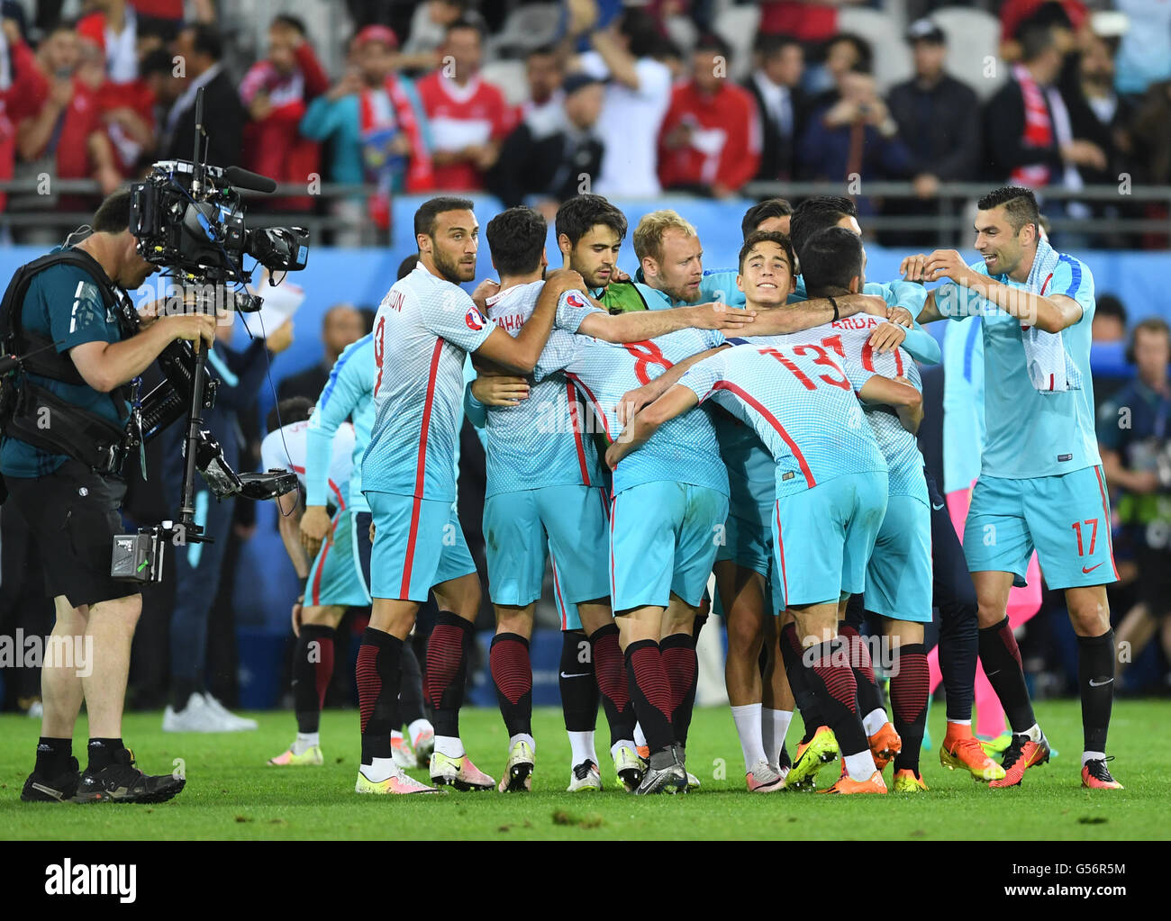 Players of Turkey celebrate after winning the UEFA Euro 2016 group D ...