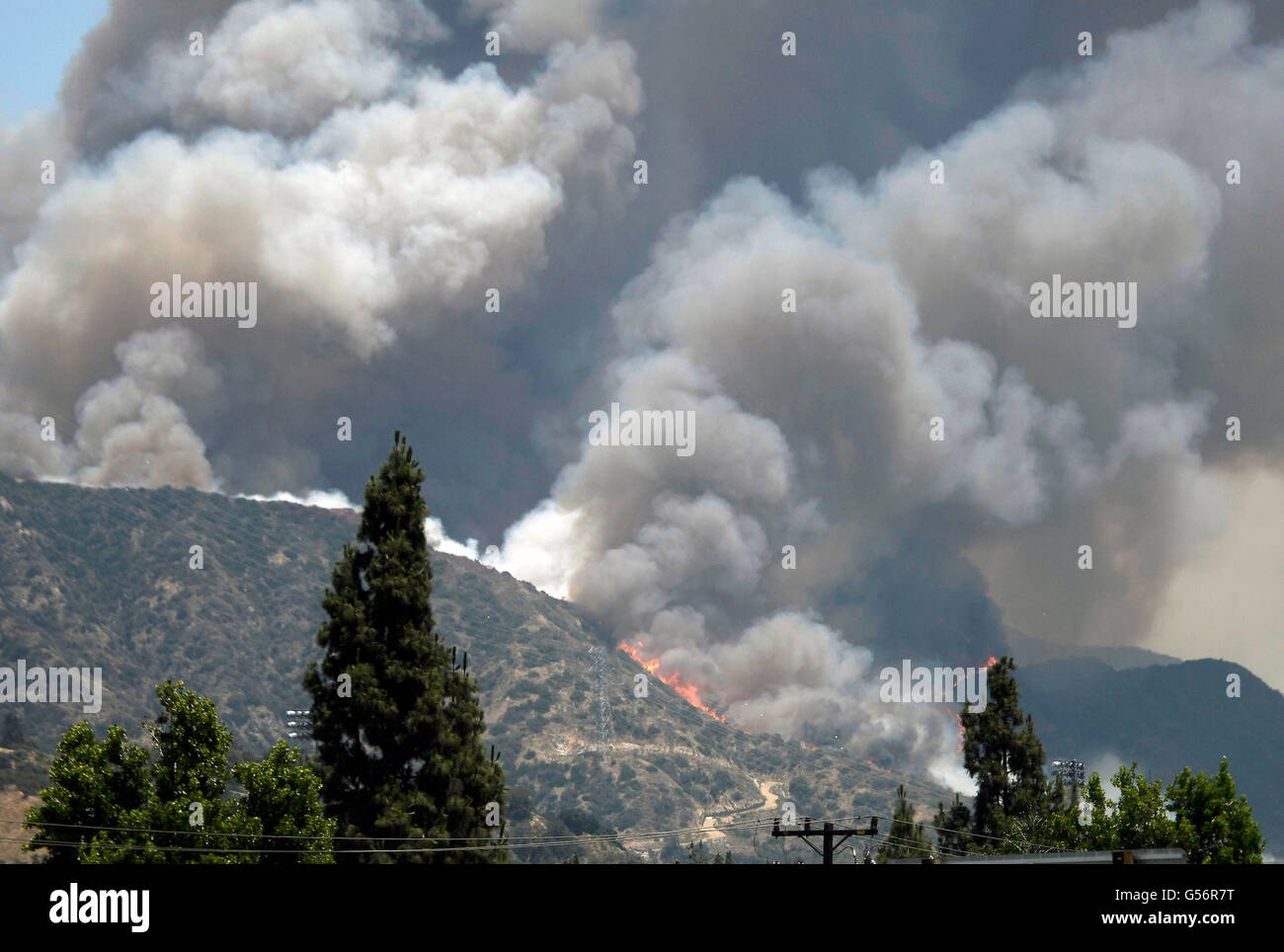 Azusa California, USA. 20th June, 2016. Firefighters battle the heat ...