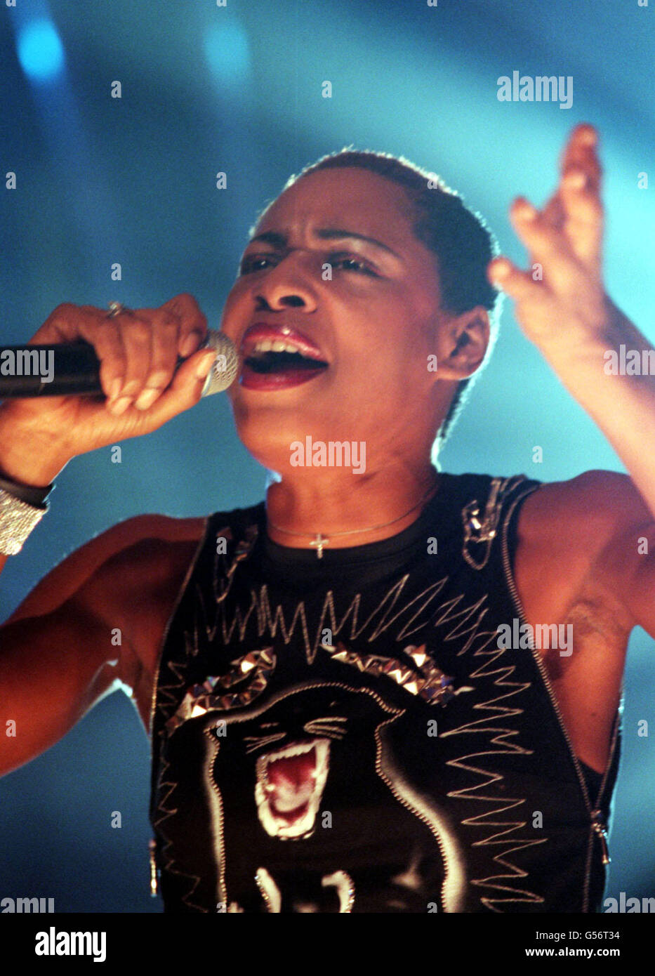 Robbie williams 2000 hi-res stock photography and images - Alamy