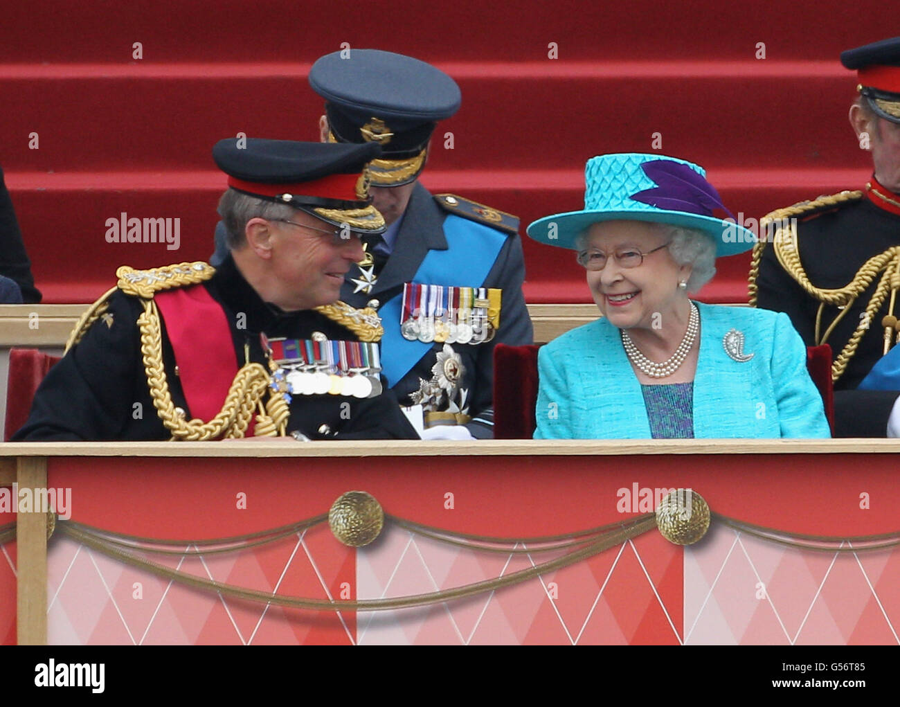 Queen Elizabeth II shares a joke with Chief of the Defence Staff ...