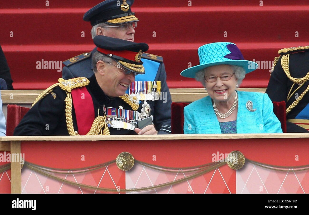 Queen Elizabeth II shares a joke with Chief of the Defence Staff ...