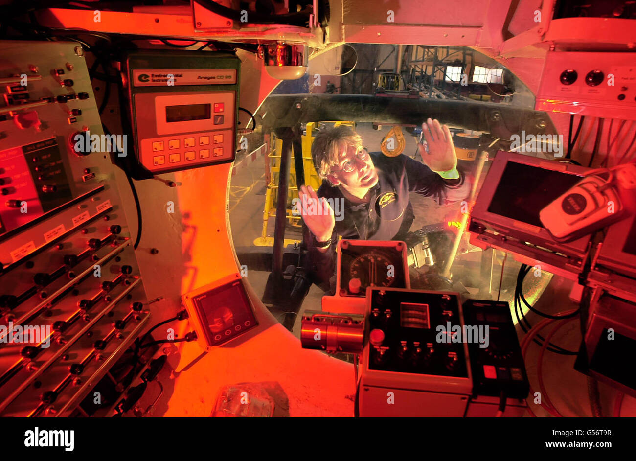 Glasgow pilot lr5 rescue submarine out sub visit john coles hi-res ...