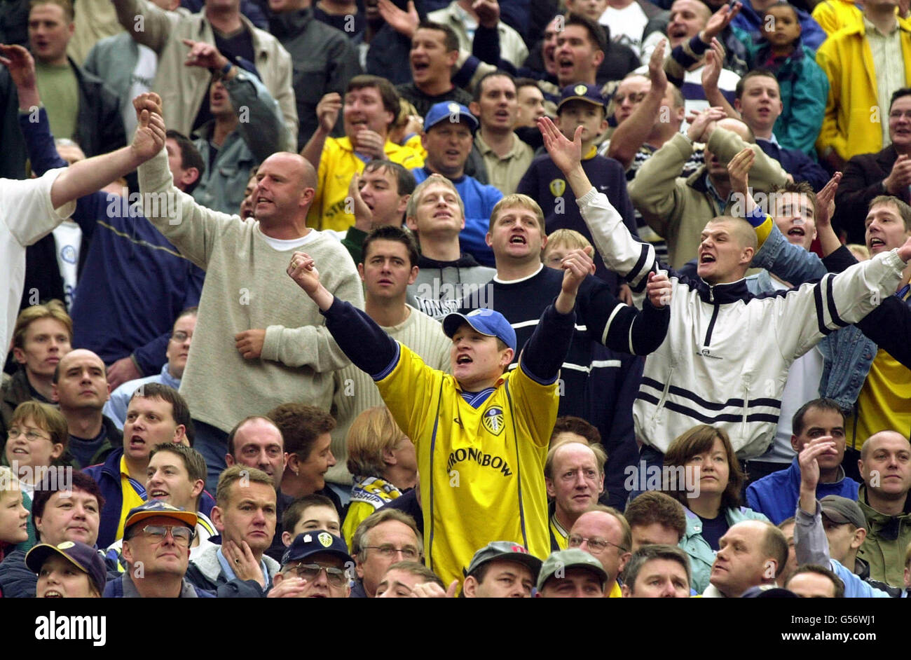 Football crowds singing hi-res stock photography and images - Alamy