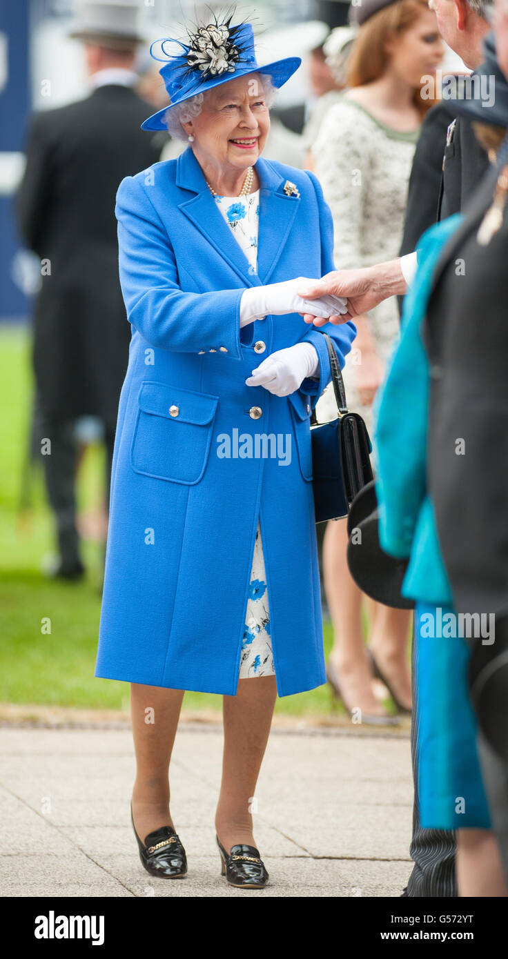 Queen elizabeth diamond jubilee derby hi-res stock photography and ...