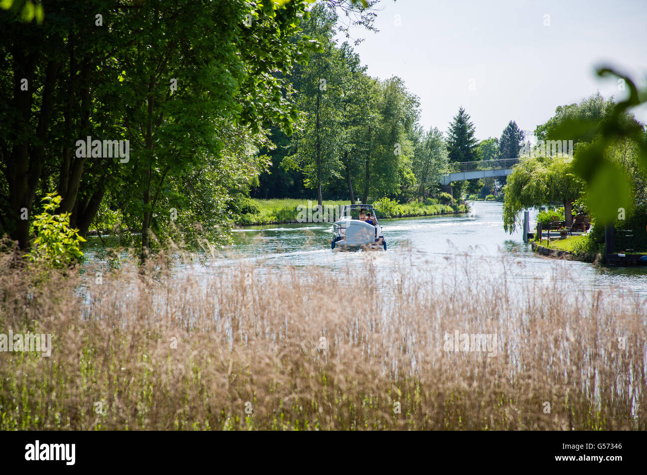 Red and green canal boat hi-res stock photography and images - Alamy