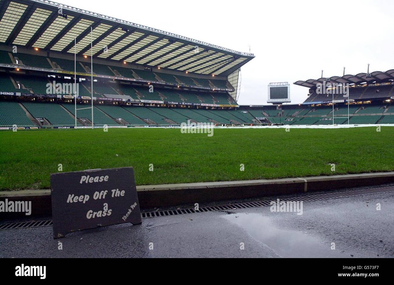 Twickenham stadium rugby posts hi-res stock photography and images - Alamy