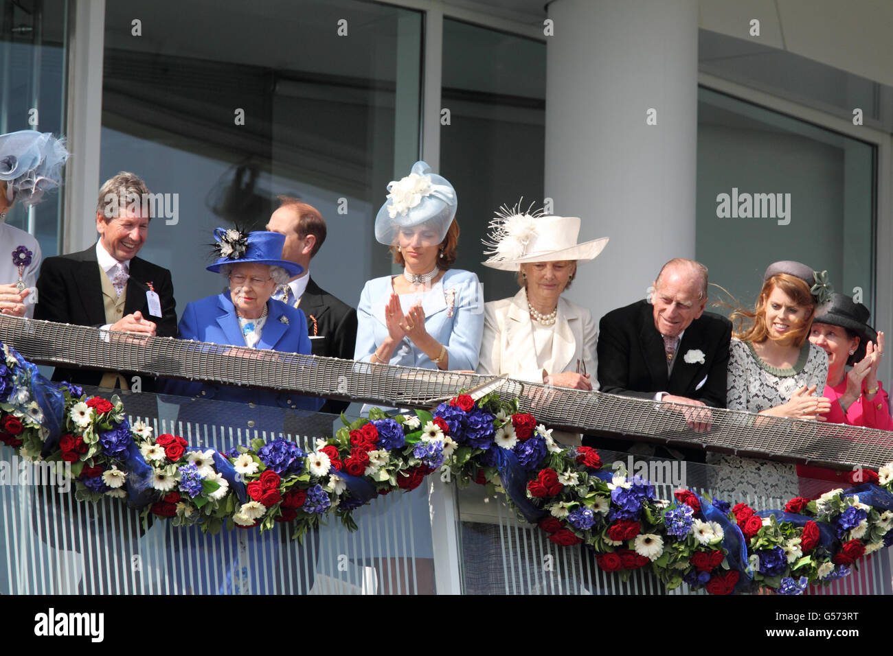 Queen elizabeth 2nd racing hi-res stock photography and images - Alamy