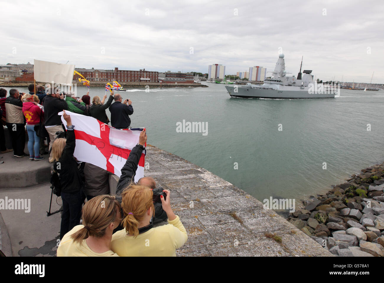 HMS Diamond departs Portsmouth Stock Photo - Alamy