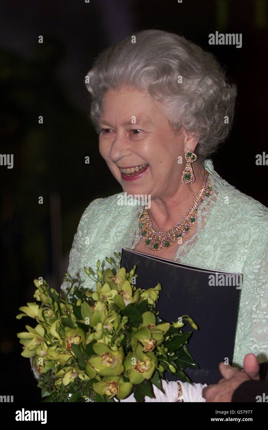 Queen Elizabeth II at Grinch premiere - London Stock Photo - Alamy