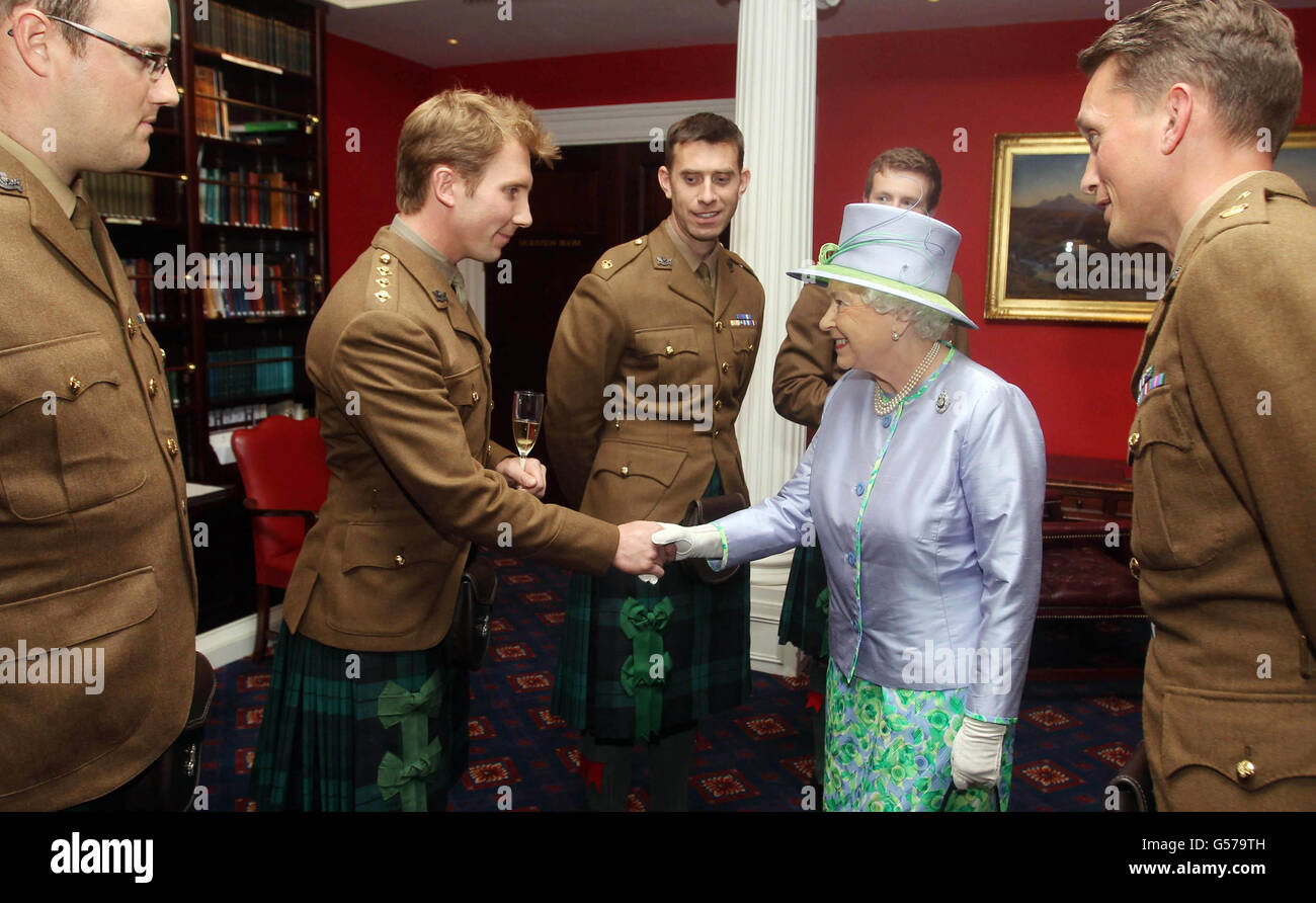 Queen attends dinner with Argyll and Sutherland Highlanders Stock Photo ...