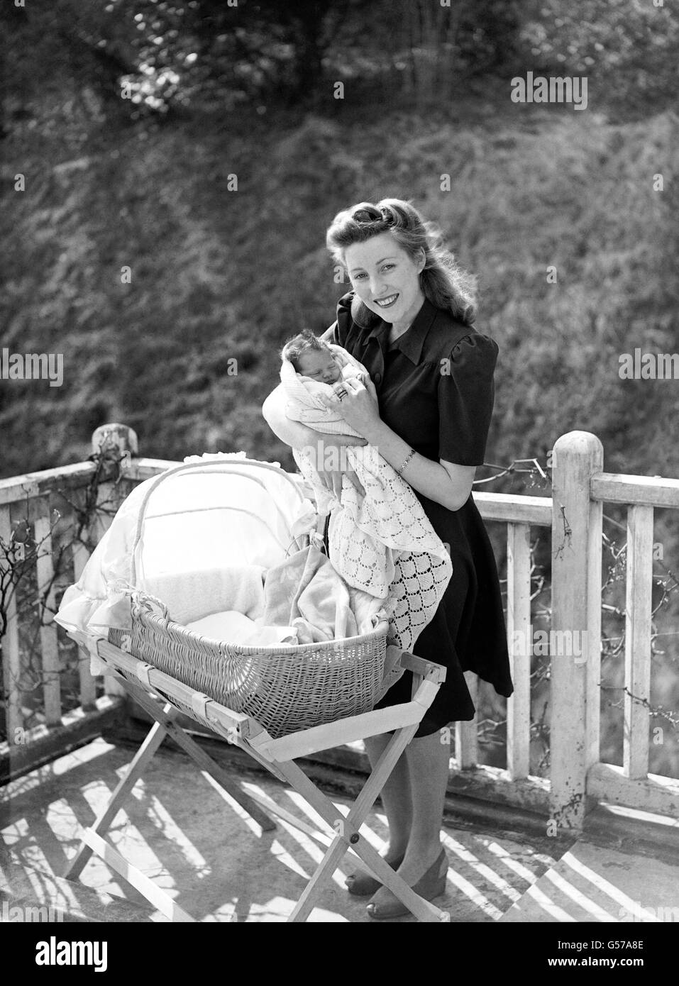 Entertainment - Vera Lynn. Singer Vera Lynn with her new baby Virginia ...