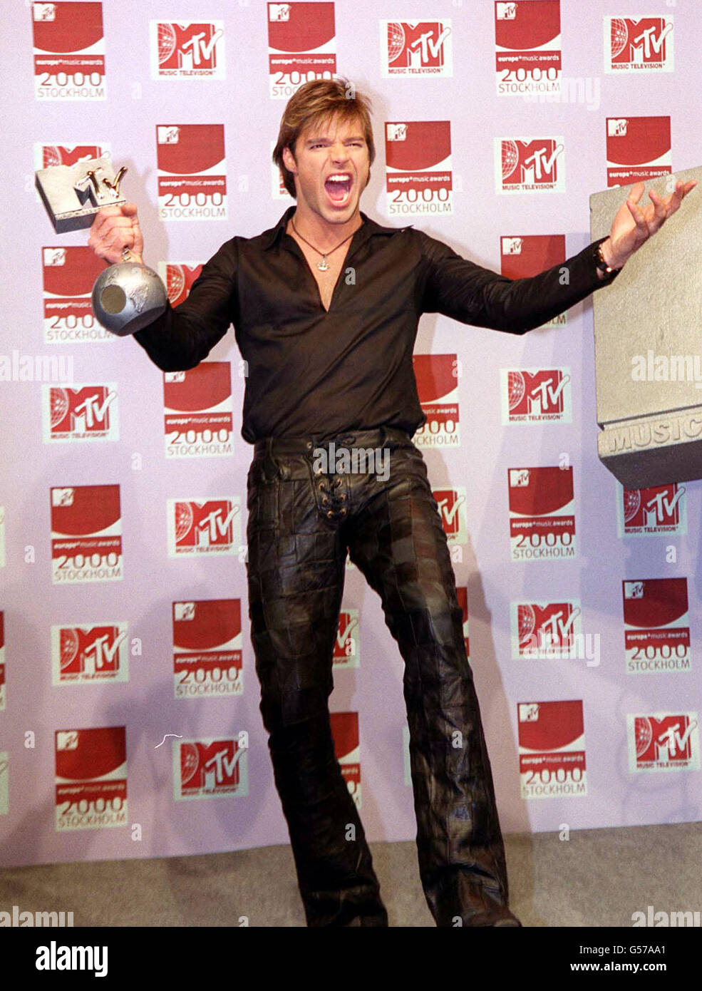 Latino singer Ricky Martin with the Best Male award at the MTV Europe ...