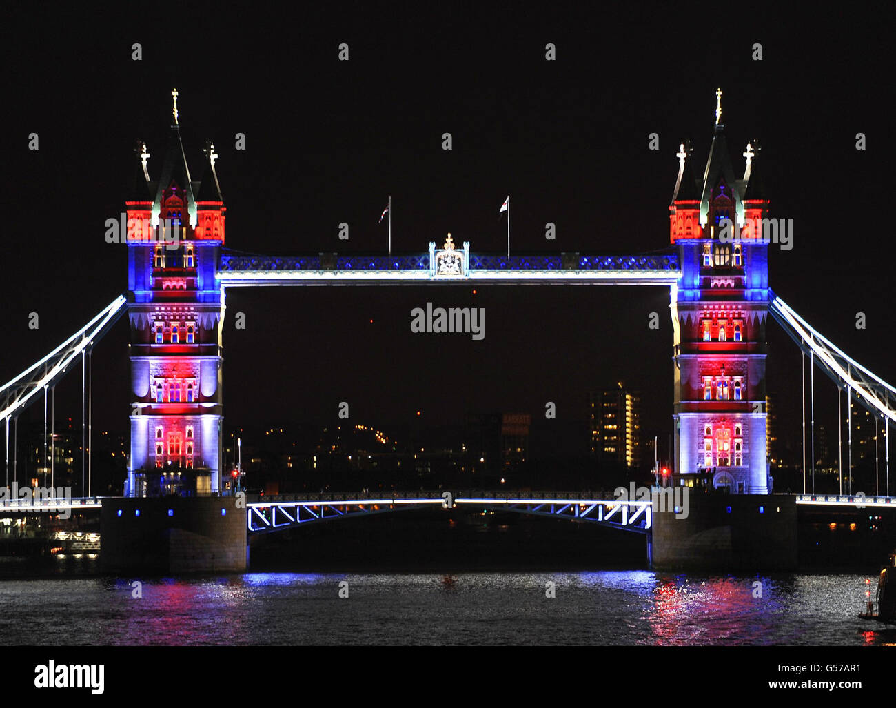 Tower bridge illuminated to mark queens diamond jubilee london hi-res ...