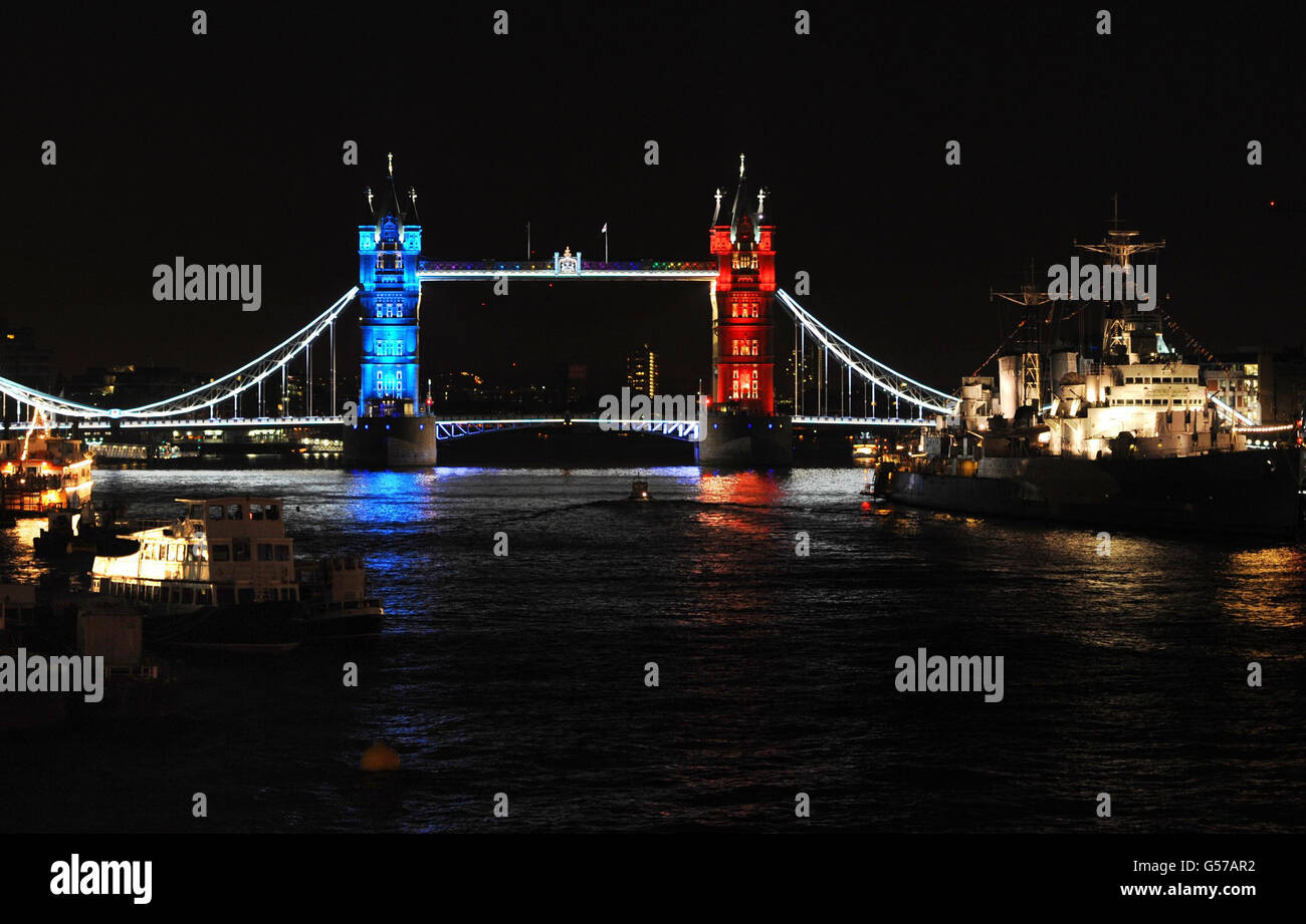 Tower bridge illuminated to mark queens diamond jubilee london hi-res ...