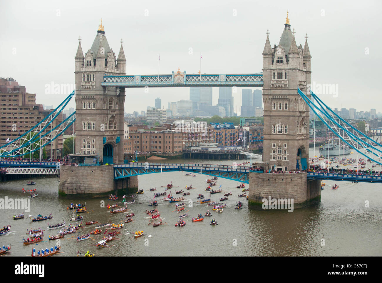 Rowing boats pass under Tower Bridge on the River Thames, London ...