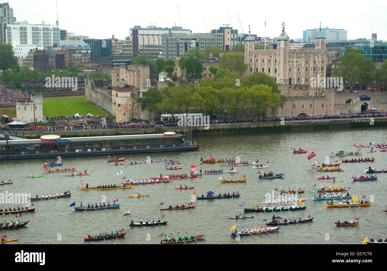 Rowing boats pass the tower of london on the river hi-res stock ...