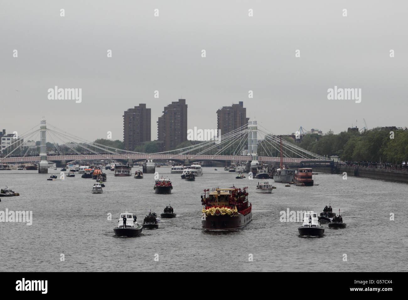 The Royal Barge approaches Chelsea Bridge during the Diamond Jubilee ...