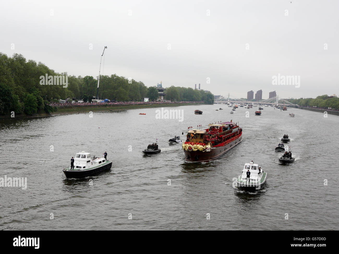 The Royal Barge approaches Chelsea Bridge during the Diamond Jubilee ...