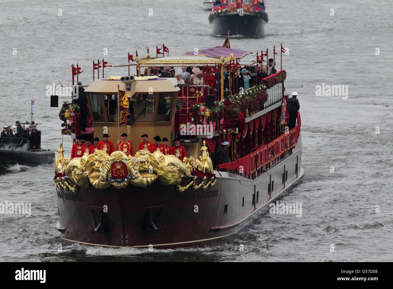 The Royal Barge approaches Chelsea Bridge during the Diamond Jubilee ...