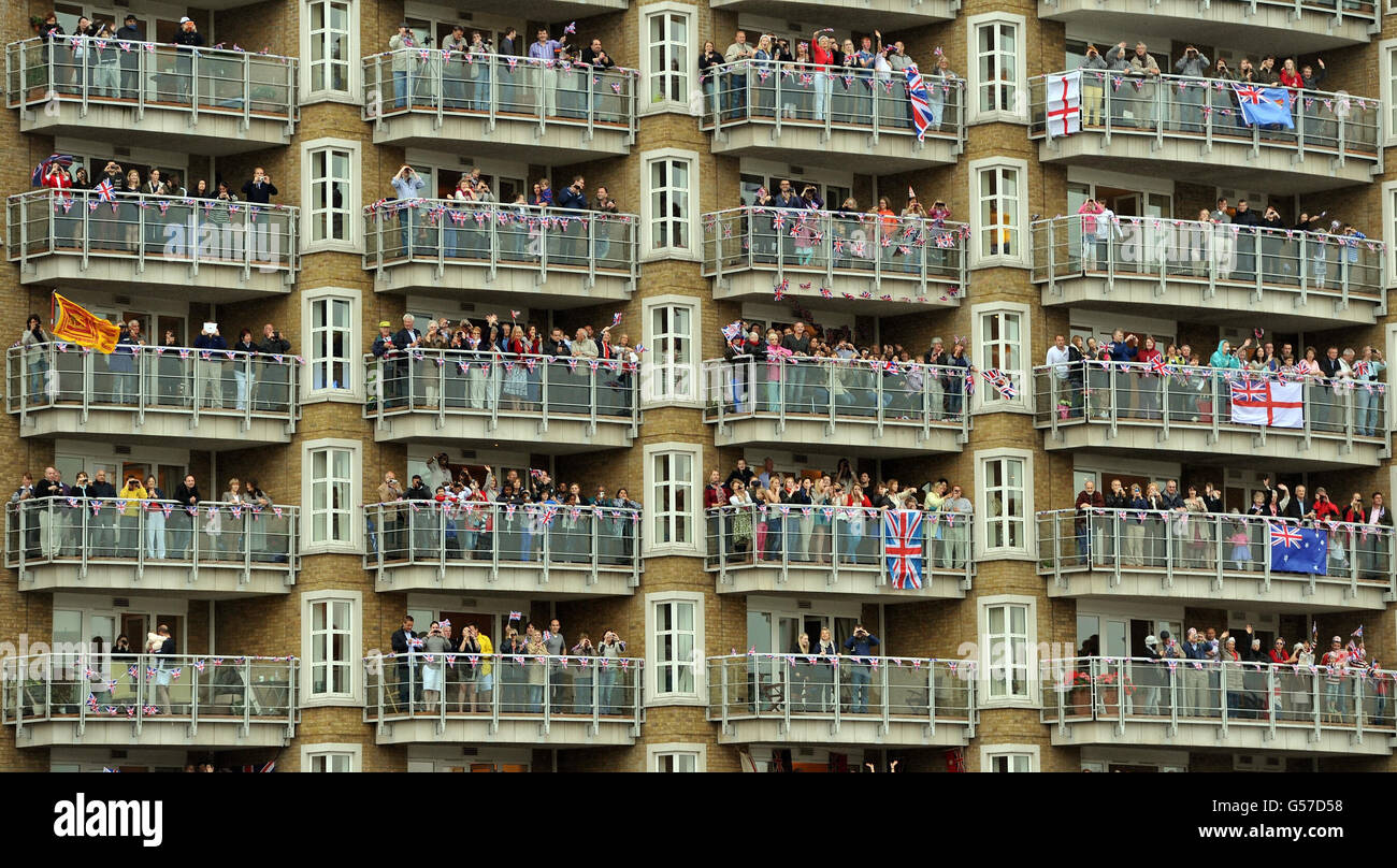 Crowds on balconies watch the Diamond Jubilee Pageant on the River ...