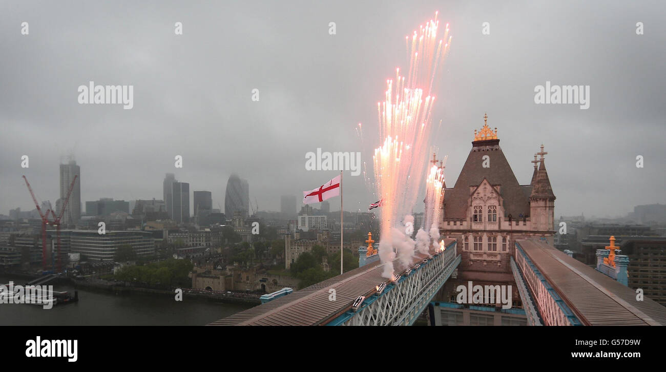 Fireworks fired tower bridge hi-res stock photography and images - Alamy