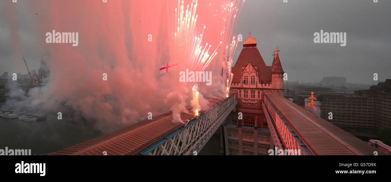 Fireworks fired tower bridge hi-res stock photography and images - Alamy