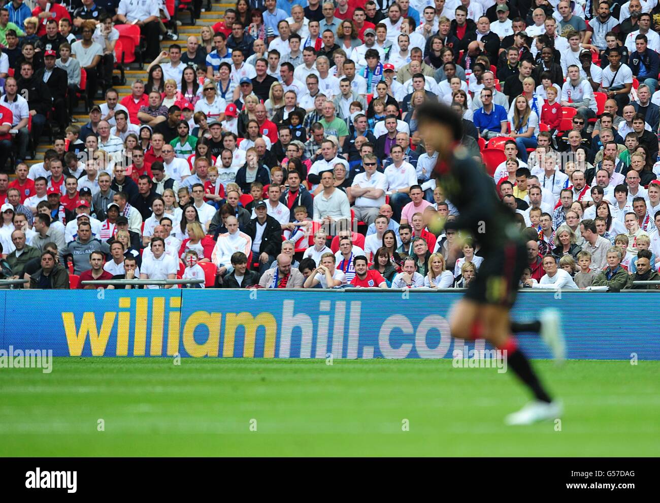 Wembley stadium fans hi-res stock photography and images - Alamy