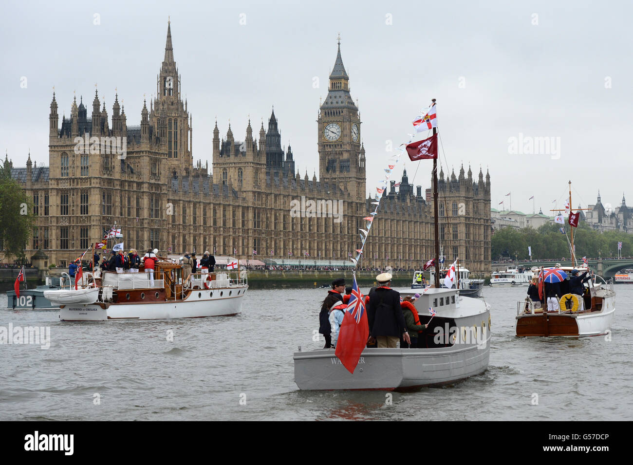 Thames diamond jubilee pageant hi-res stock photography and images - Alamy