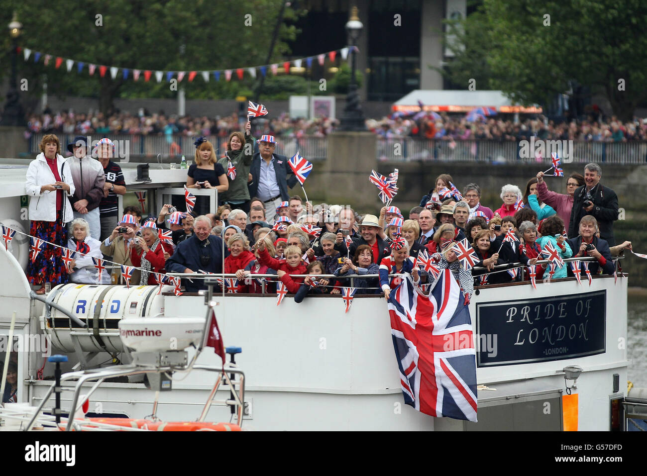 Royal well wishers on a boat during the Diamond Jubilee River Pageant ...