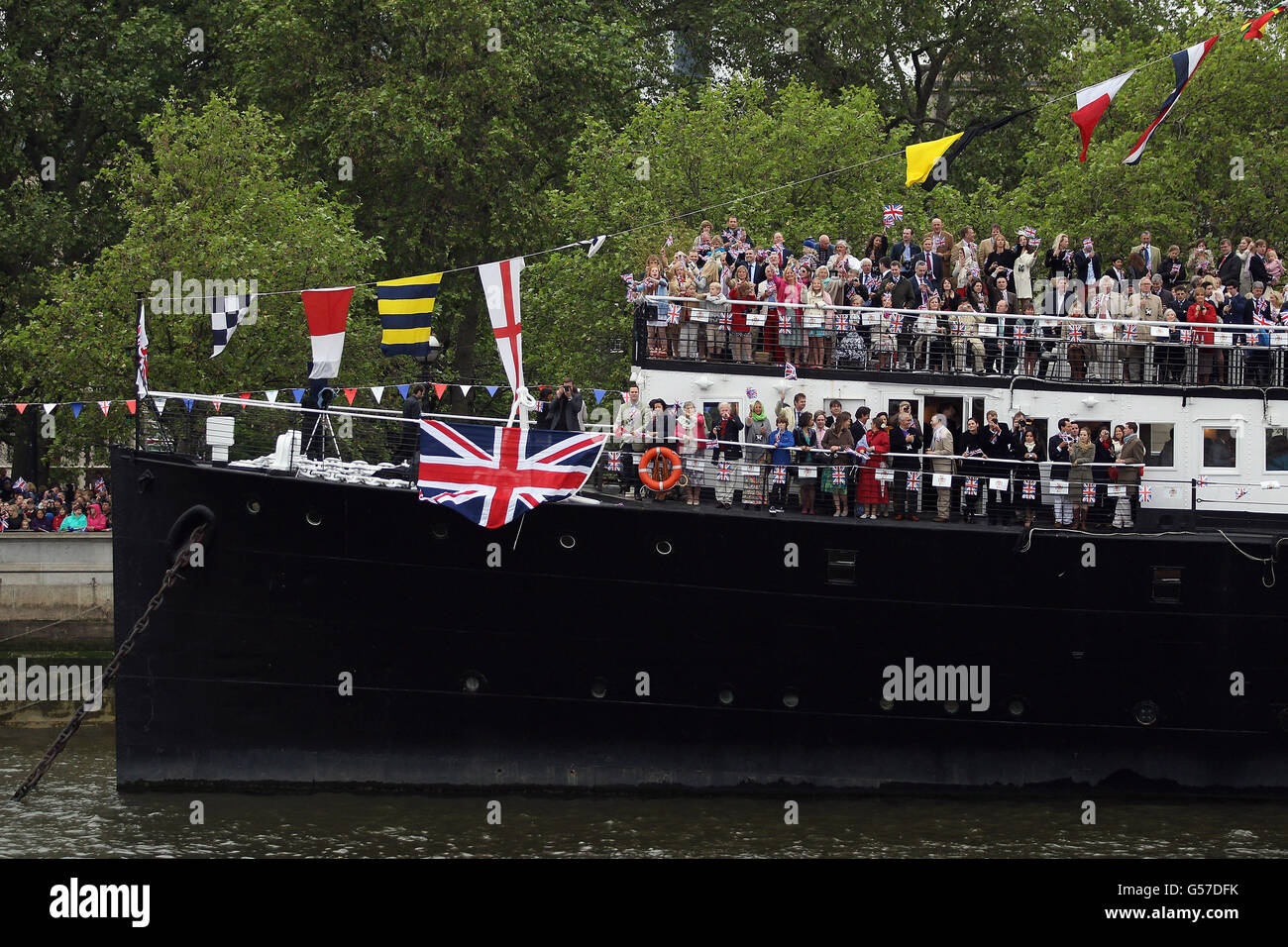 Diamond jubilee river pageant boat hi-res stock photography and images ...
