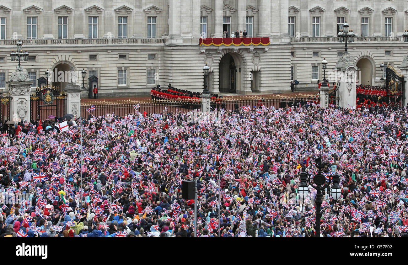 Crowds cheer queen elizabeth ii on balcony buckingham palace hi-res stock photography and images ...