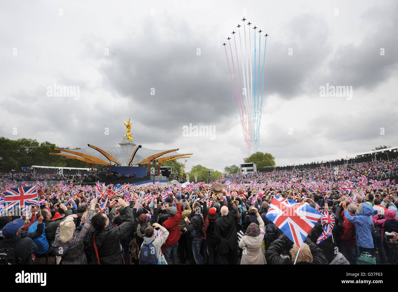 Crowds in front of Buckingham Palace in London wave flags as the Red ...