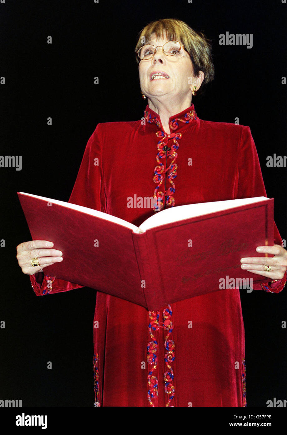 Reading actress hi-res stock photography and images - Alamy