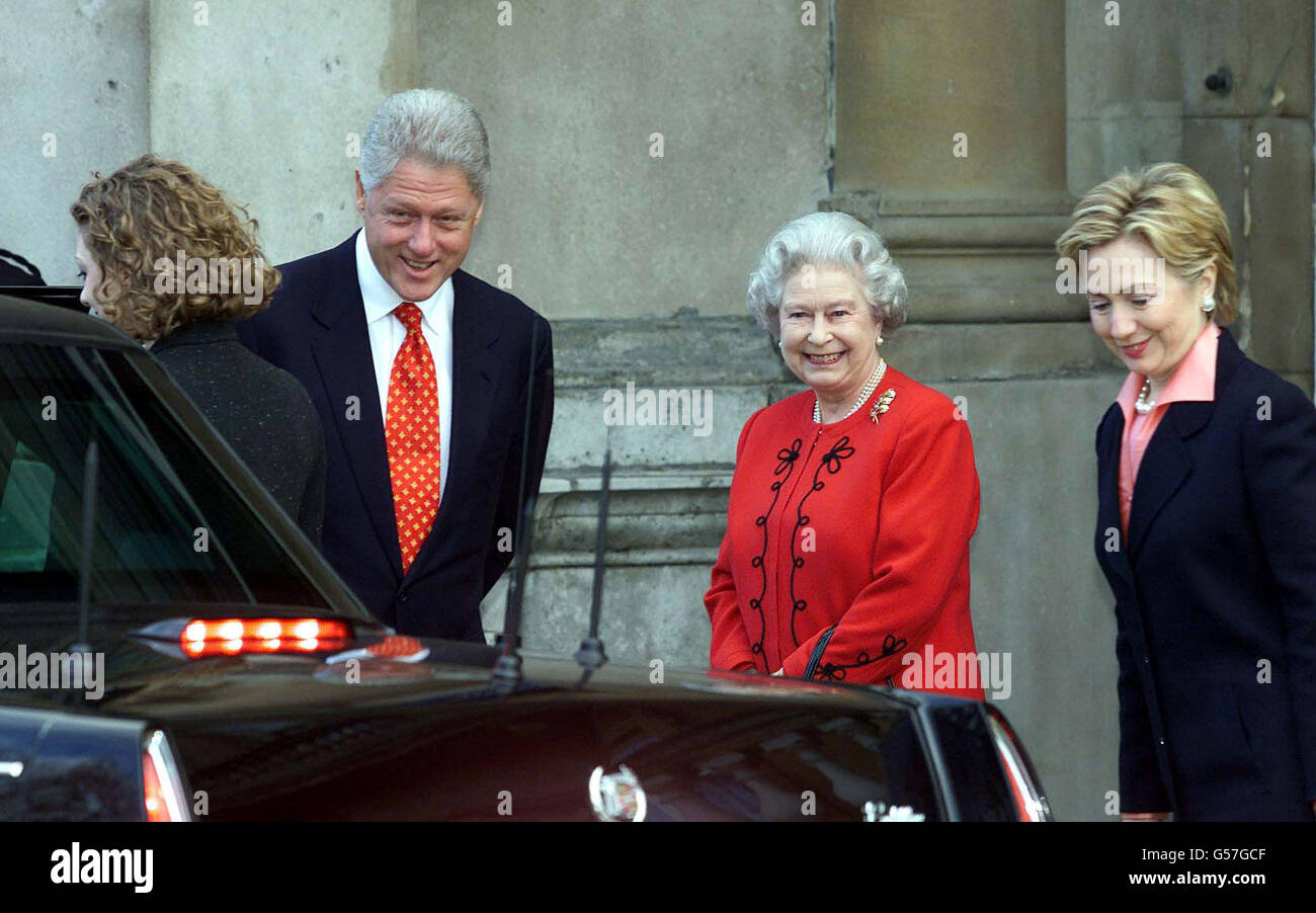 Queen Elizabeth II with US President Bill Clinton at Buckingham Palace ...