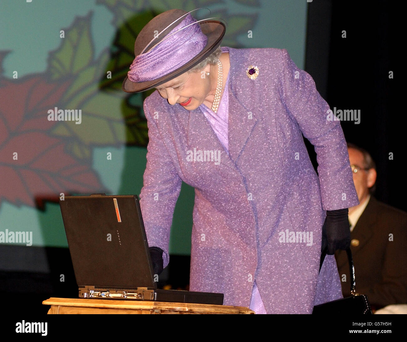 Britains queen elizabeth ii uses hi-res stock photography and images ...