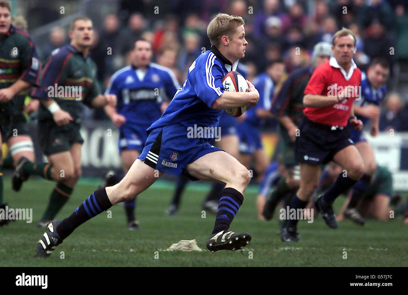 Iain Balshaw starts his angled run for Bath to score the early opening ...