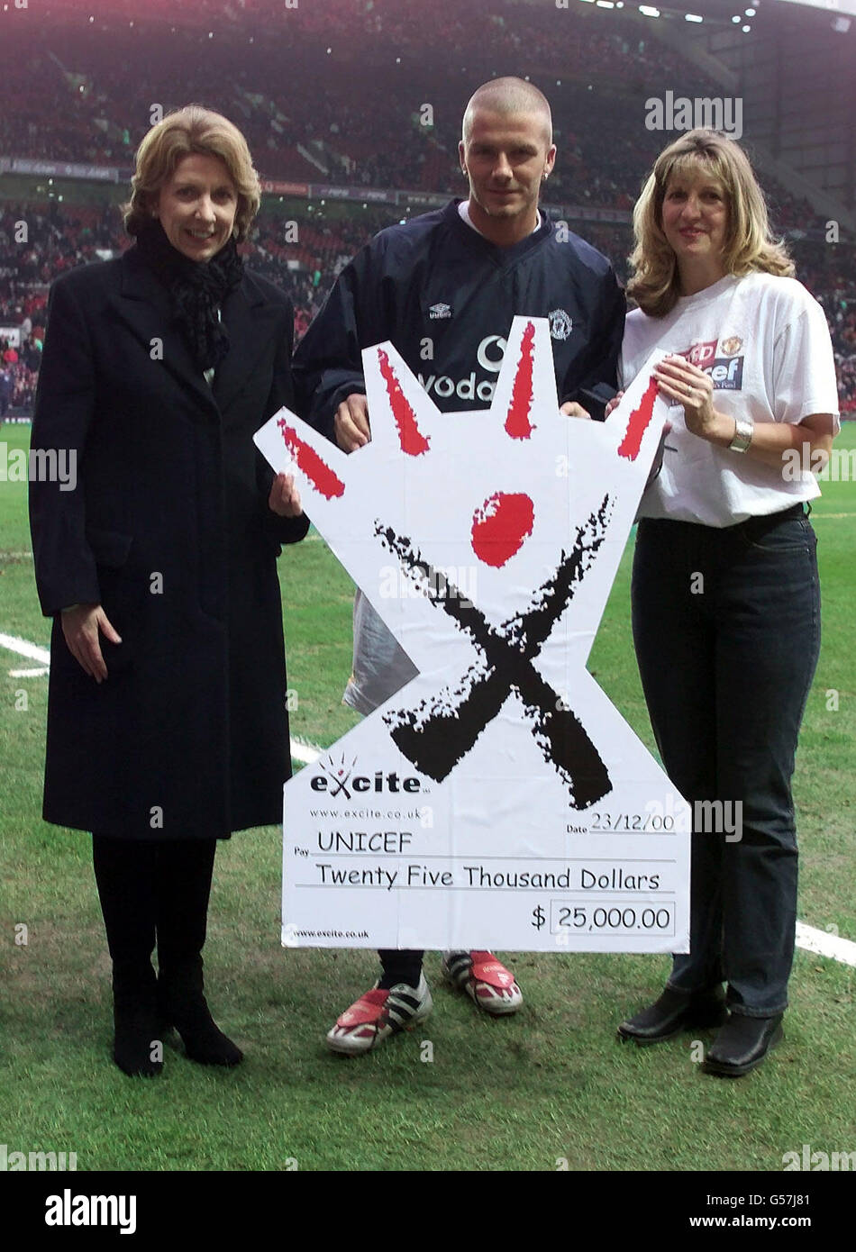 Beckham unicef cheque hi-res stock photography and images - Alamy