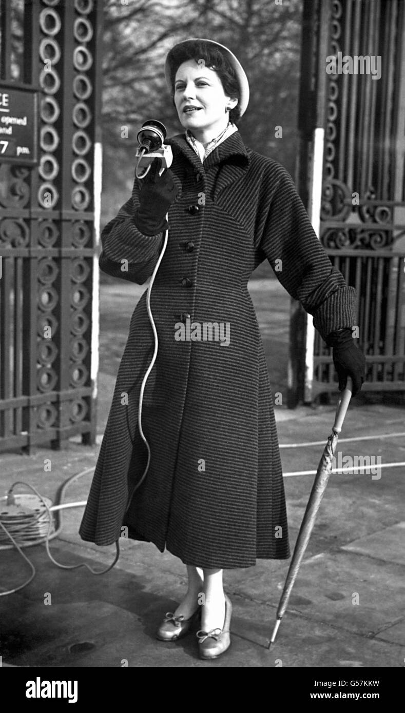 Buckingham palace umbrella Black and White Stock Photos & Images - Alamy