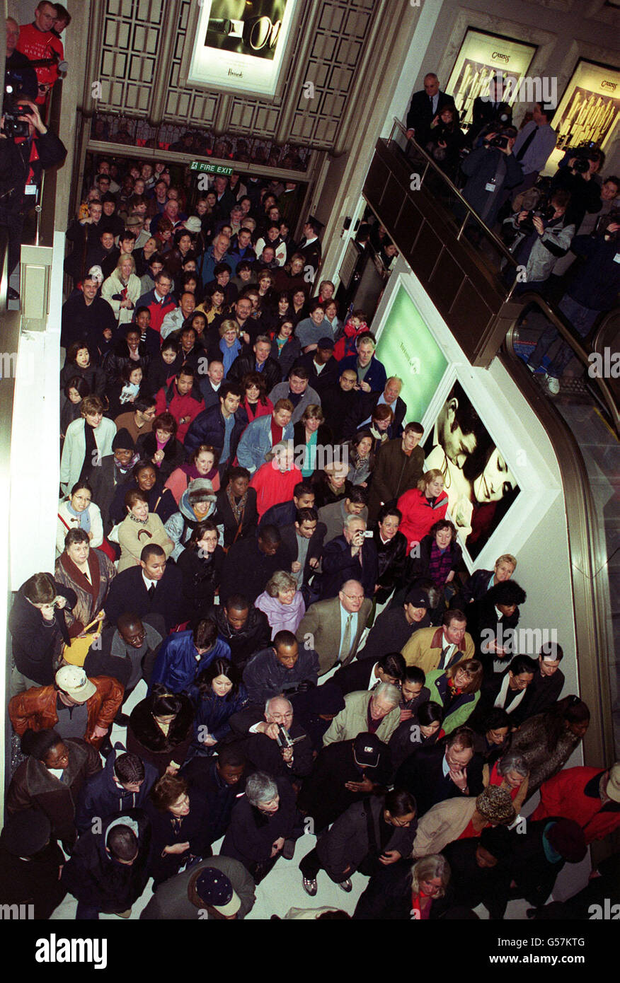 Crowds flood into harrods department store hi-res stock photography and ...