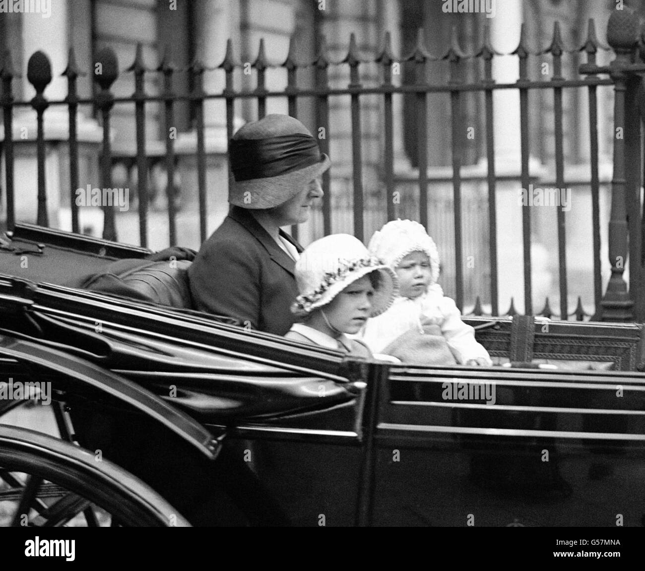 Princess Elizabeth (centre) and her sister Princess Margaret Rose ...