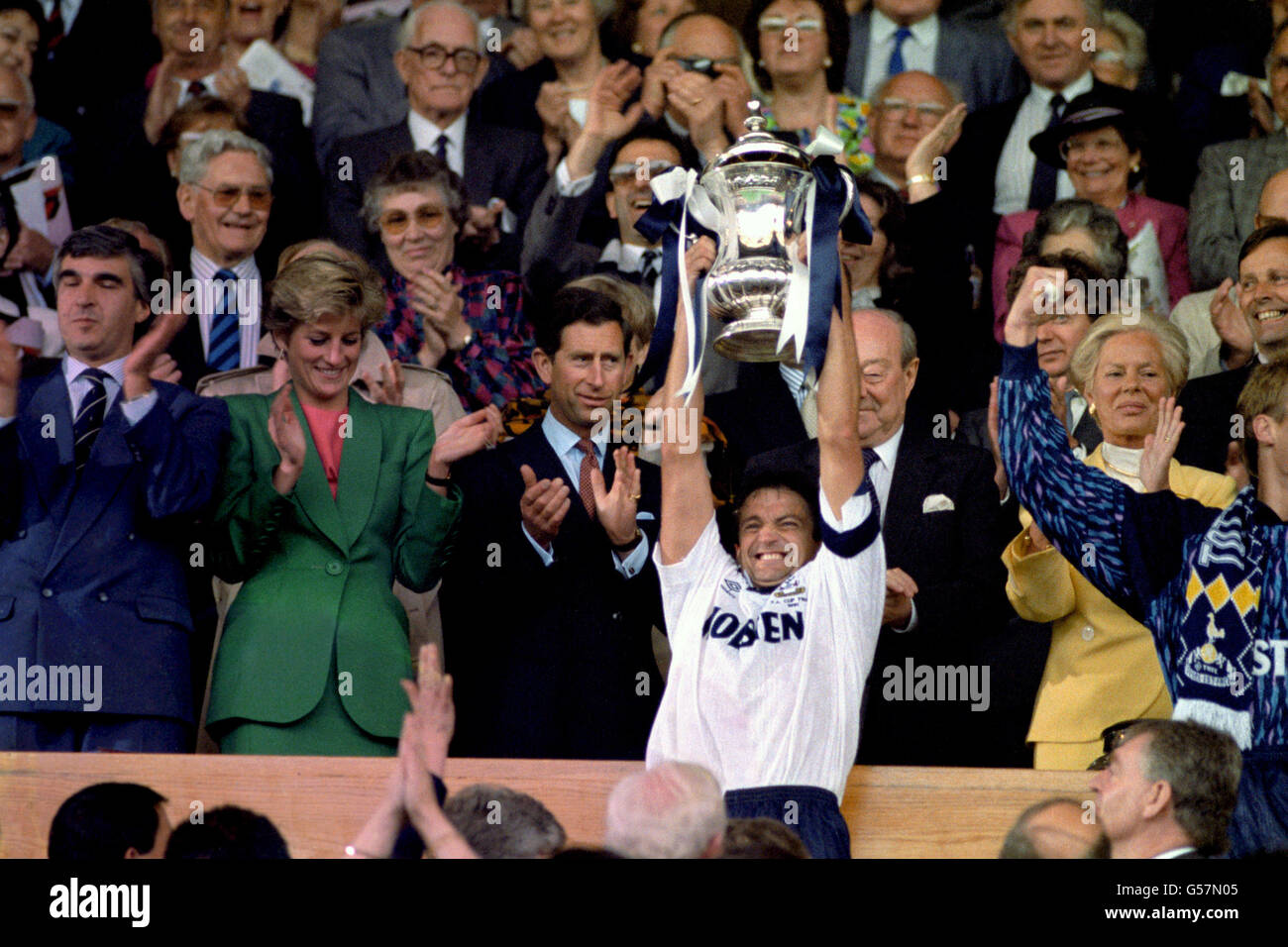 Spurs win FA Cup 1991 mabbutt Stock Photo - Alamy