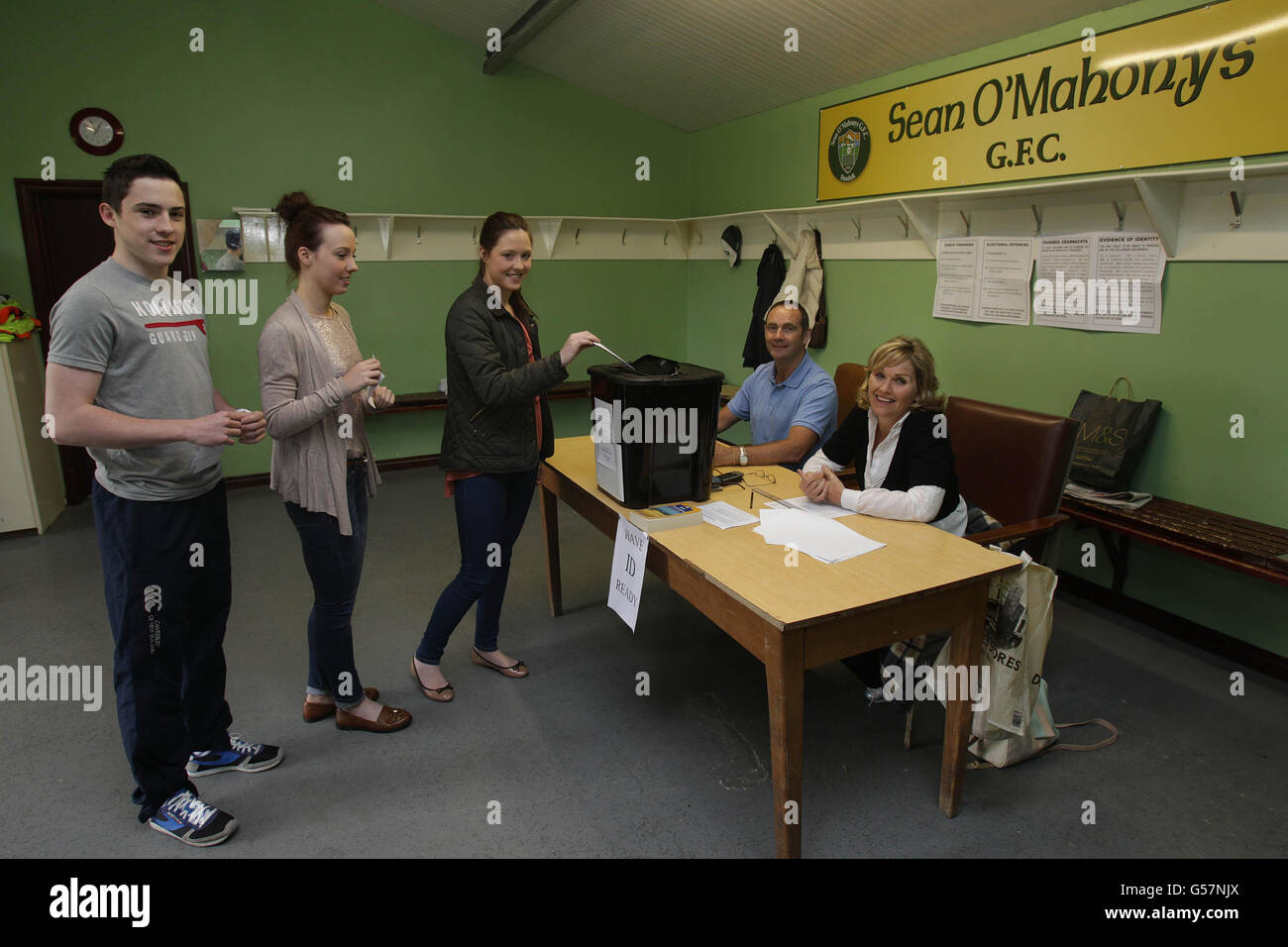 Changing rooms cast hi-res stock photography and images - Alamy