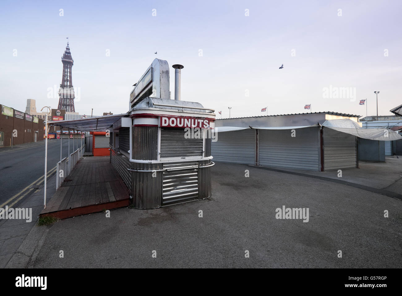 Vendor selling donuts hi-res stock photography and images - Alamy