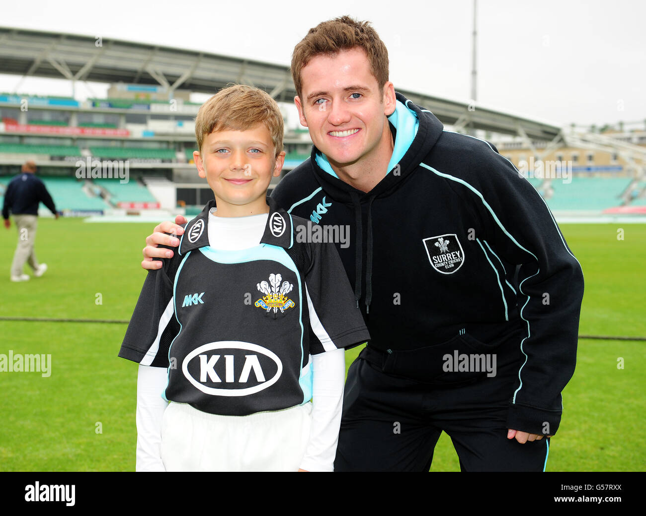 Surrey Lions' Steven Davies with the Surrey matchday mascot Stock Photo ...
