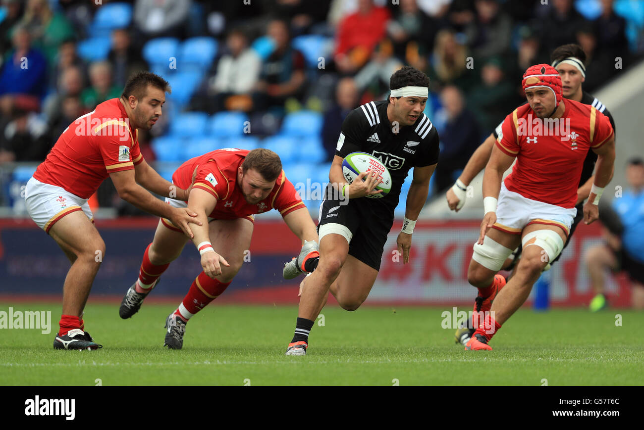 New Zealand's Jonah Lowe breaks to score their opening try during the ...
