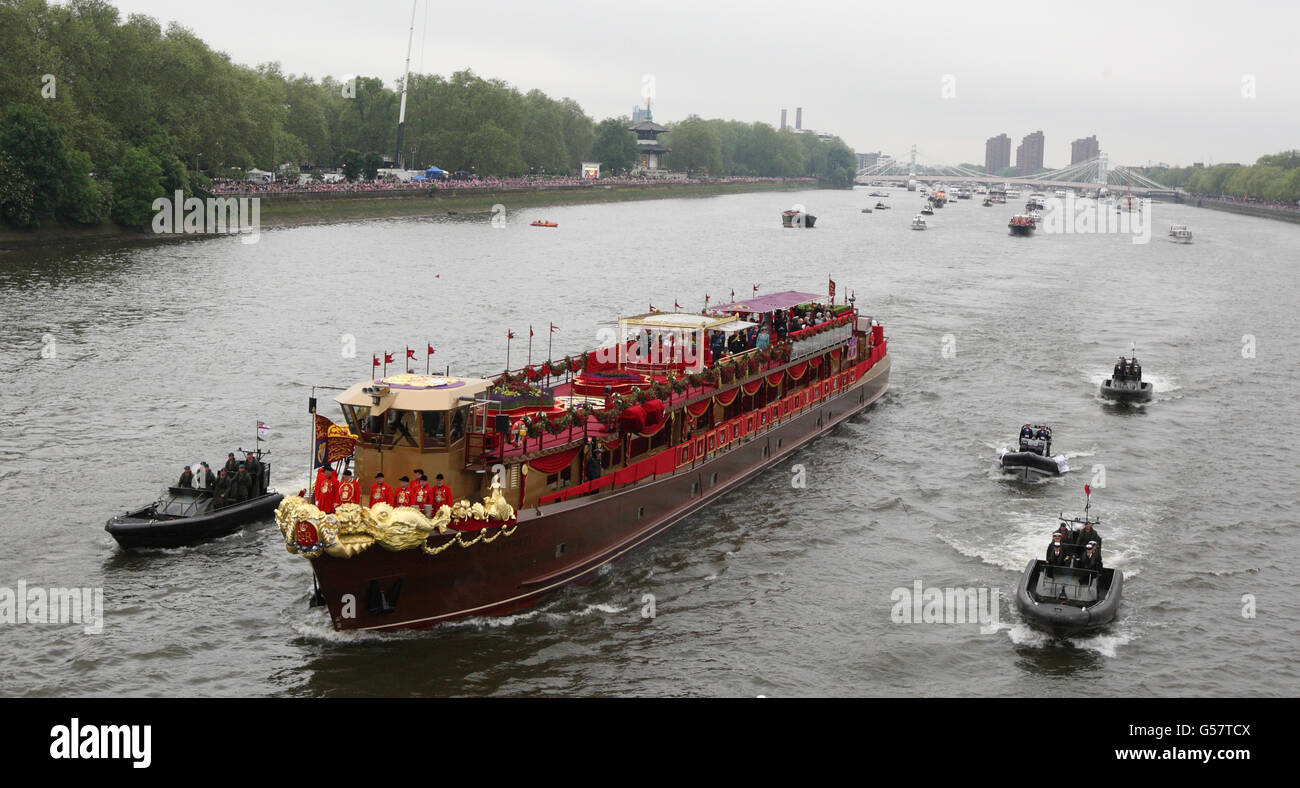 The Royal Barge approaches Chelsea Bridge during the Diamond Jubilee ...