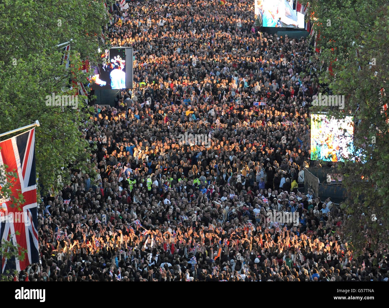 Mexican wave crowd hi-res stock photography and images - Alamy
